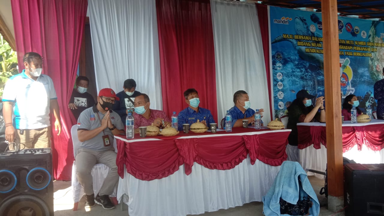 World Ocean Day Lomba Photo Bawah Air dan Bersih - bersih Laut di Desa ...