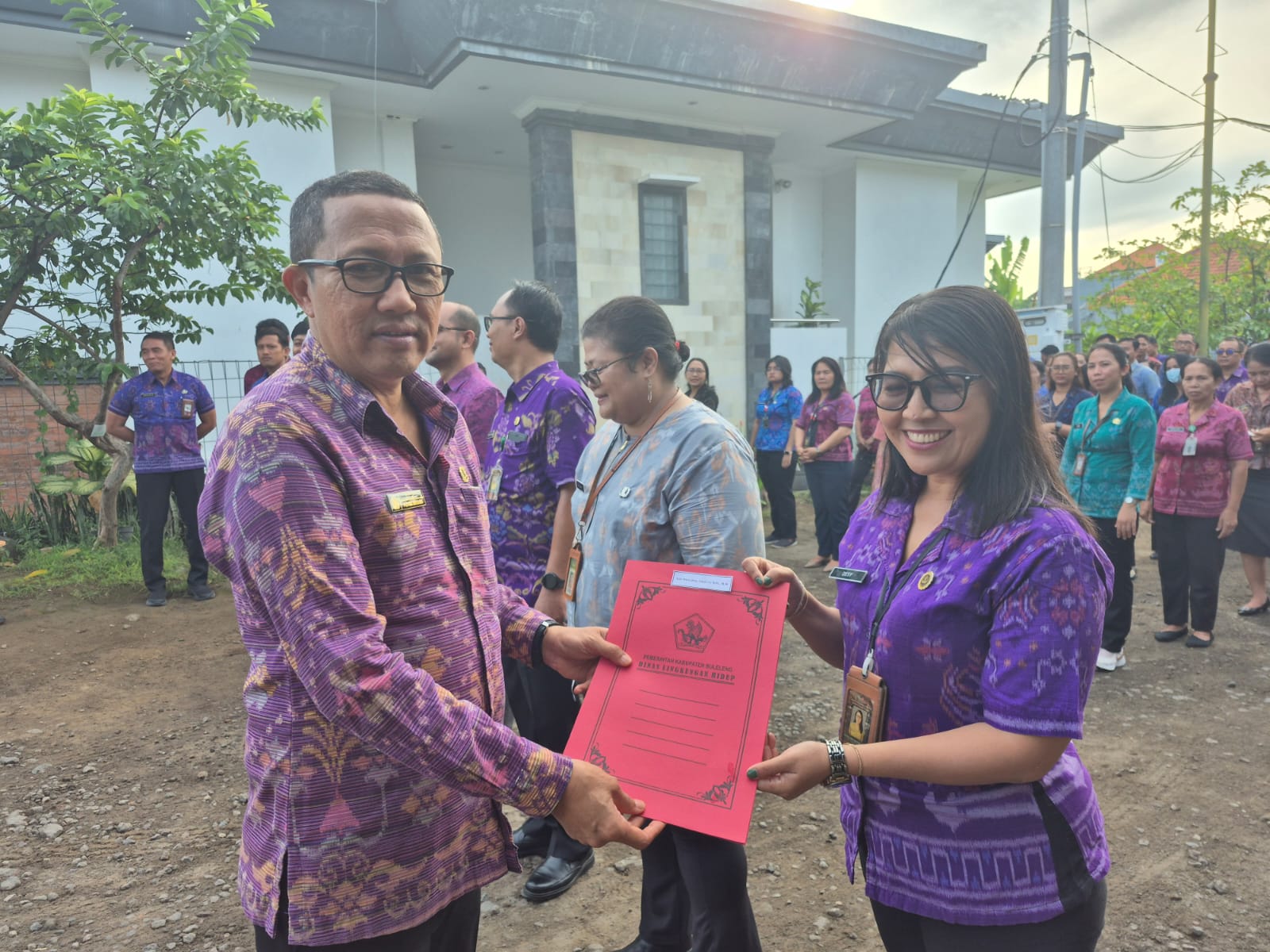 KADIS LH ARYANA SERAHKAN SERTIFIKAT KOMPETENSI JABATAN FUNGSIONAL ...