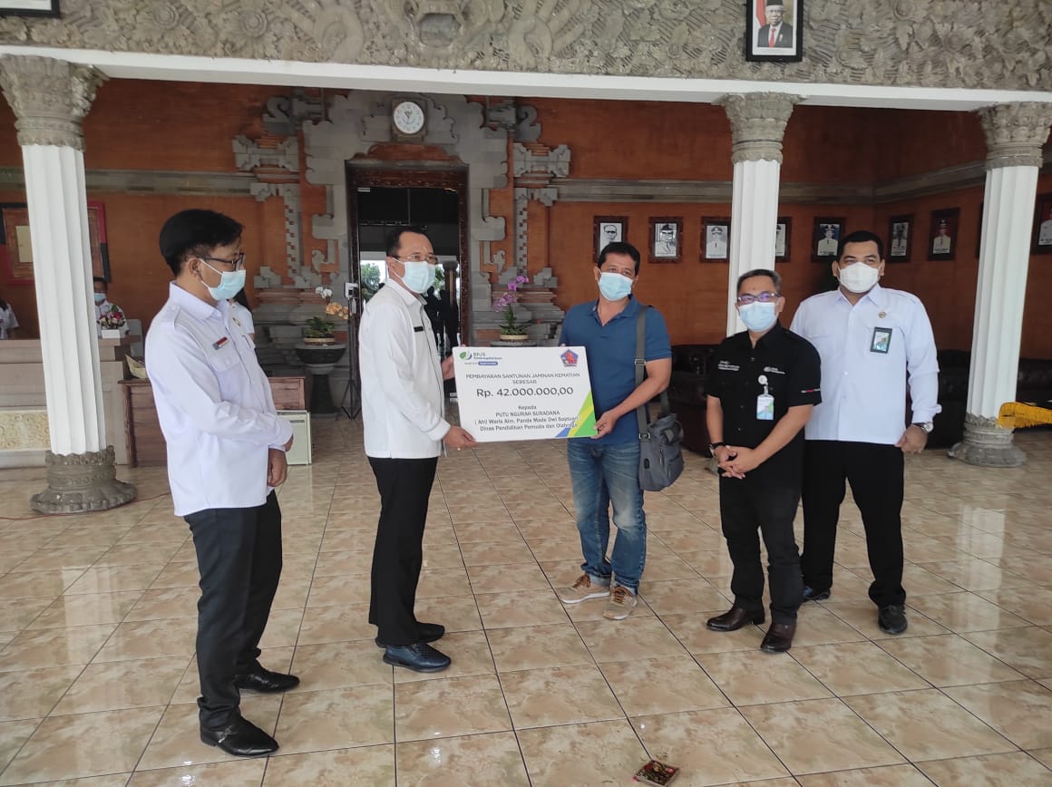 PENYERAHAN SIMBOLIS SANTUNAN JAMINAN KEMATIAN | Dinas Lingkungan Hidup