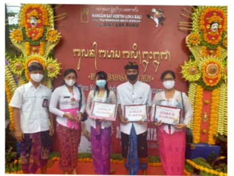 Penyerahan Hadiah Lomba Ngewacen Aksara Bali, Pidarta Basa Bali dan ...